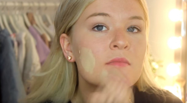 正妹挑戰「擦100層粉底液」，到第40層就想叫她住手...塗到100層「驚悚到變這樣」！ - PEEKME